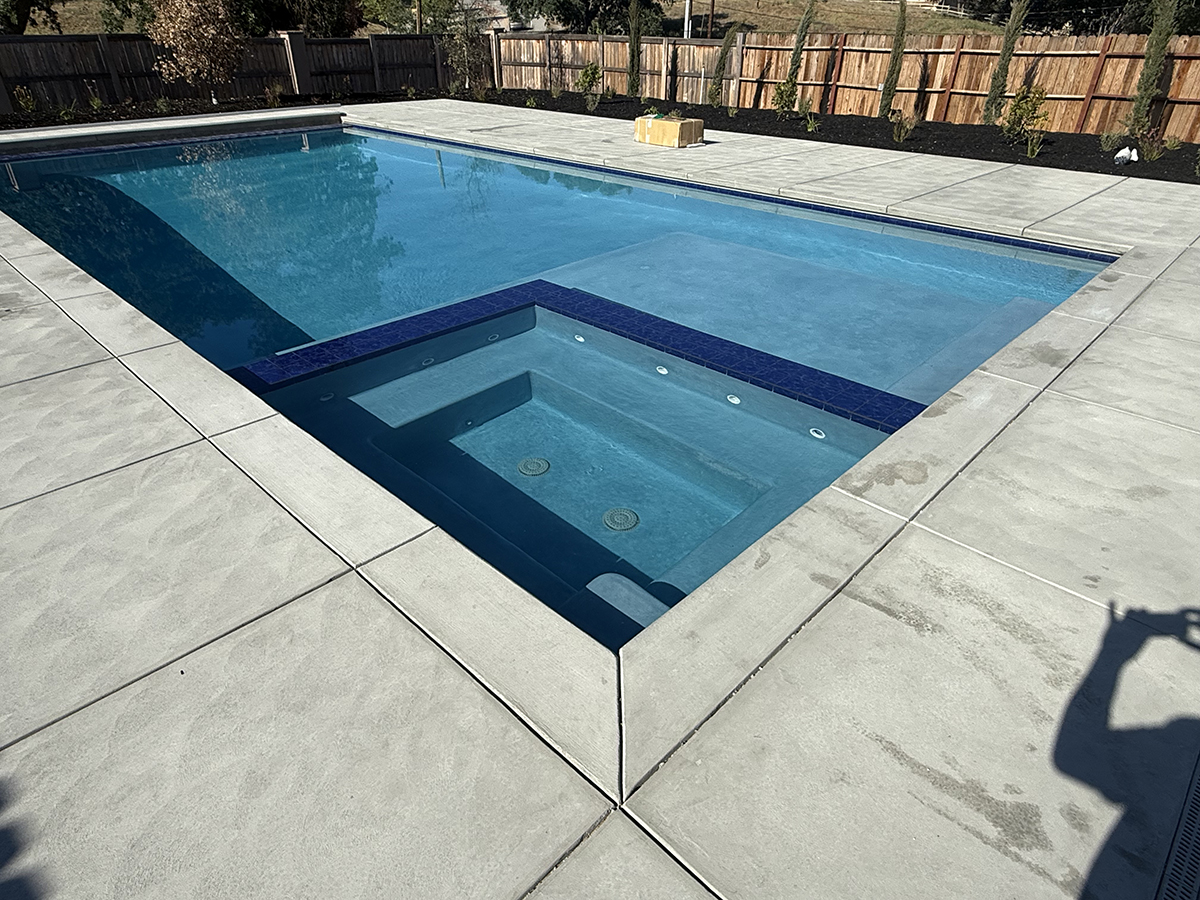 Pool with Hot Tub - GradysPools